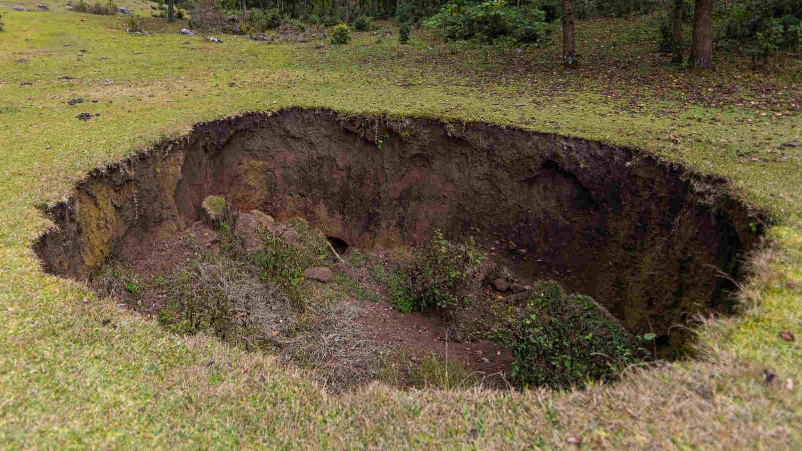 Missouri Homeowner Watches Menacing Sinkhole Overtake His Driveway [Video]