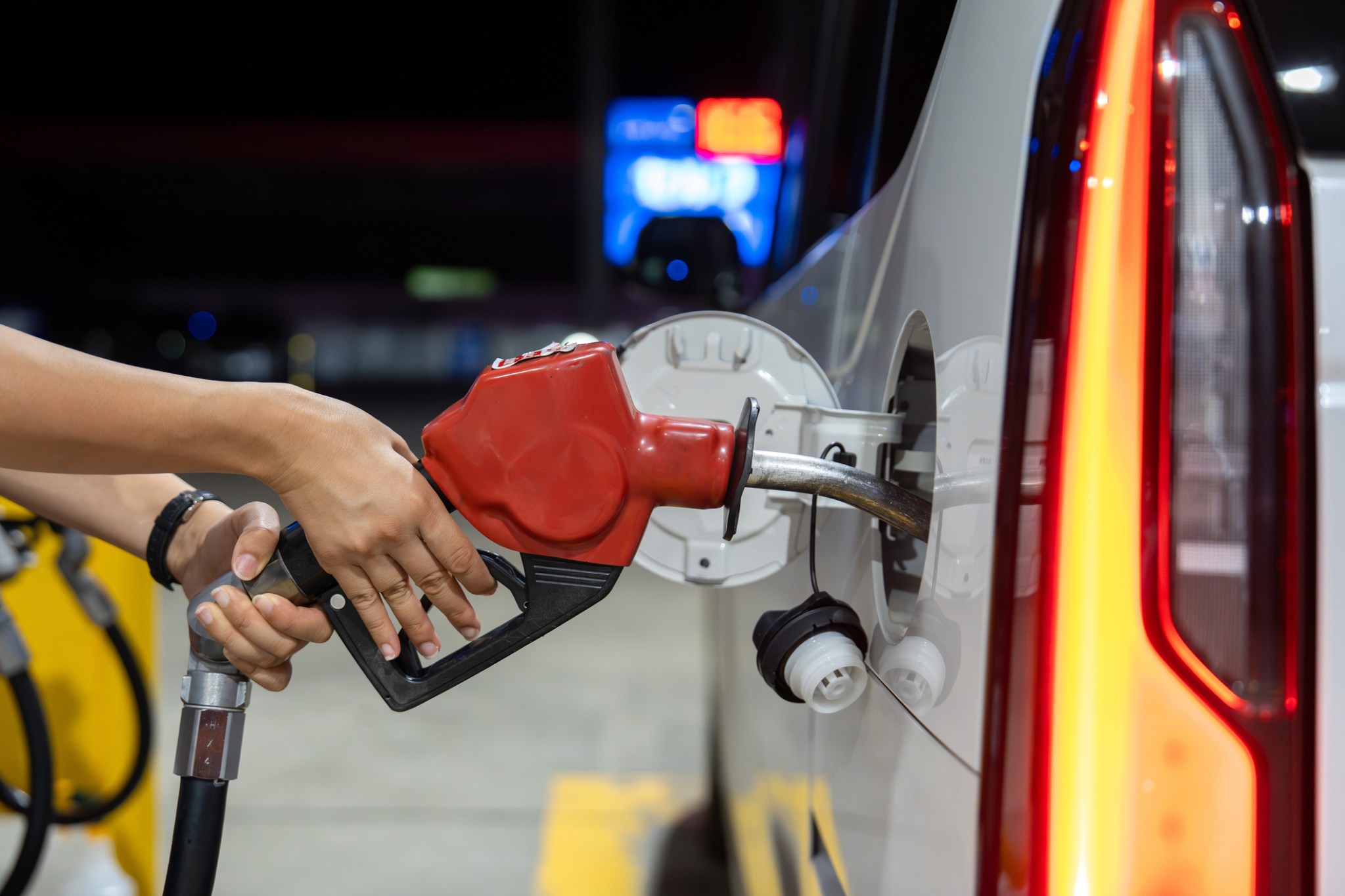 1 State Fines Drivers $500 For Pumping Their Own Gas