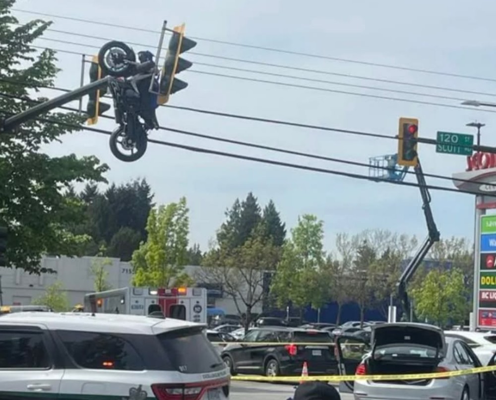 Suzuki GSX-R 40th Anniversary Edition Left Hanging From Delta Traffic ...