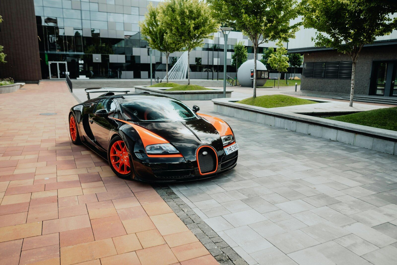 Man Services £1M Bugatti Veyron Himself and Exposes Shocking Parts ...